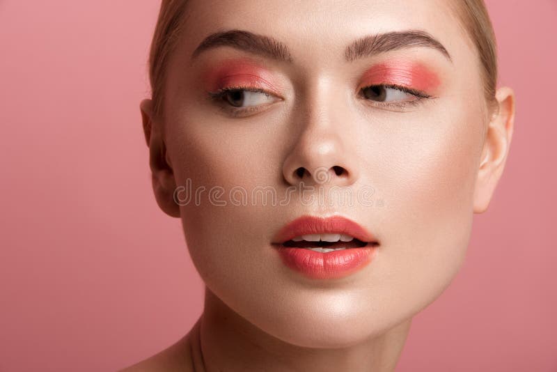 Mujer Tranquila Que Prepara La Cara Foto de archivo - Imagen de ...