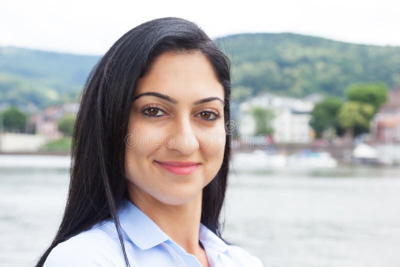 Mujer Turca Sonriente Afuera Foto de archivo - Imagen de feliz, fondo ...