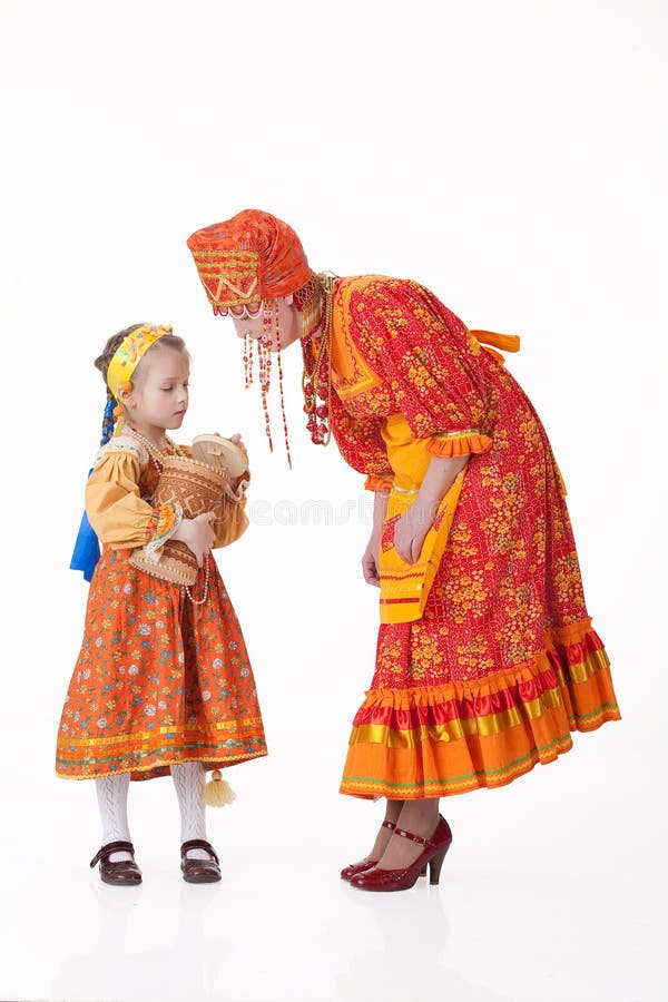 Mujer Y Muchacha En La Ropa Rusa Imagen de archivo - Imagen de mujer ...