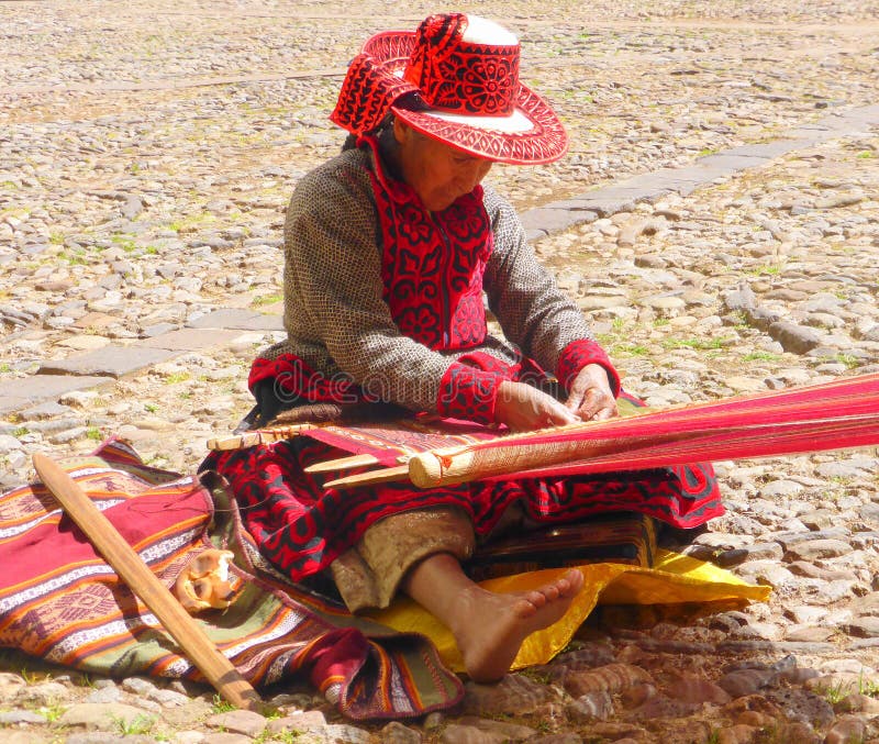 Viejo Hombre Que Teje En Los Andes Peruanos En Puno Perú Fotografía ...
