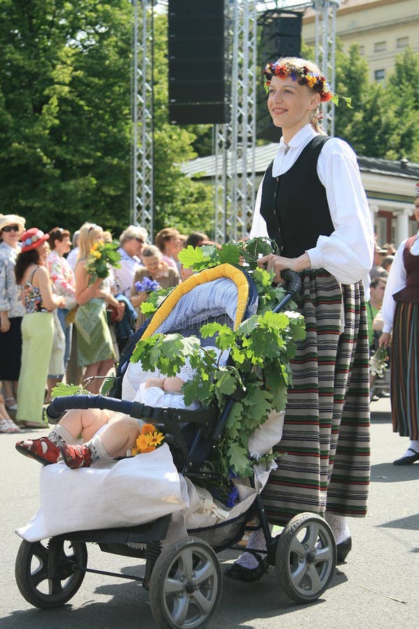 Mujeres Con El Cochecito De Niño Imagen de archivo editorial - Imagen ...