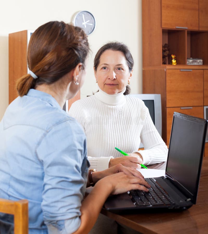 Mujeres Del Asistente Social Imagen de archivo - Imagen de retiro ...