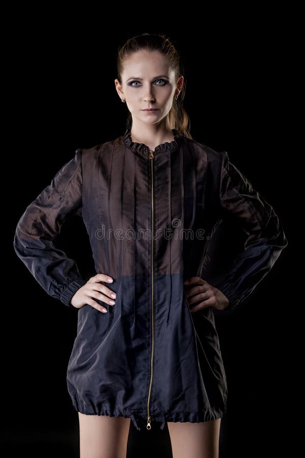 Mujeres Hermosas Modelo En Ropa De Moda Y Accesorios Sh Imagen de ...