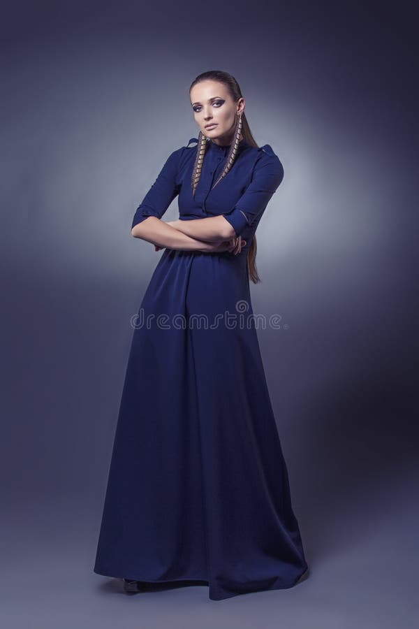 Mujeres Hermosas Modelo En Ropa De Moda Y Accesorios Sh Foto de archivo ...