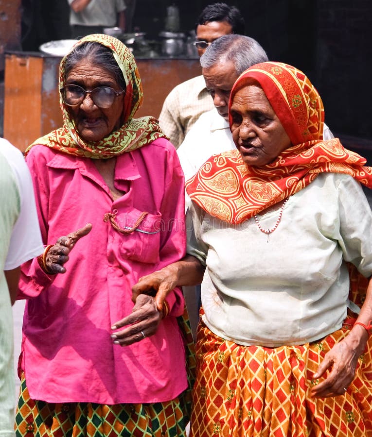 Mujeres indias foto editorial. Imagen de hablar, tenencia - 13206901