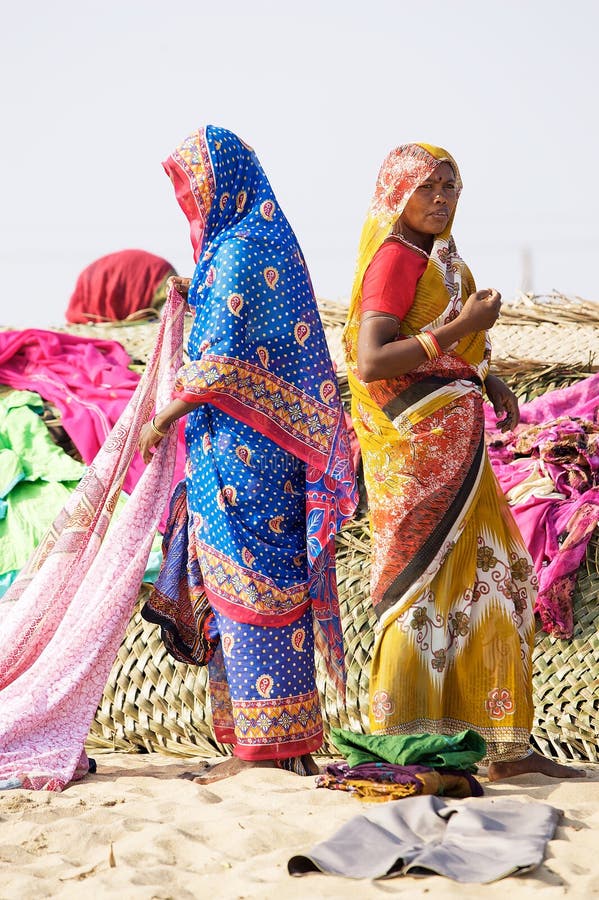 Mujeres Indias En Alineada Tradicional Imagen de archivo editorial ...