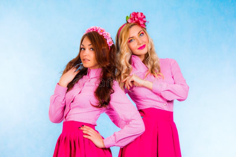 Mujeres Jovenes Lindas En Ropa Rosada Foto de archivo - Imagen de ...