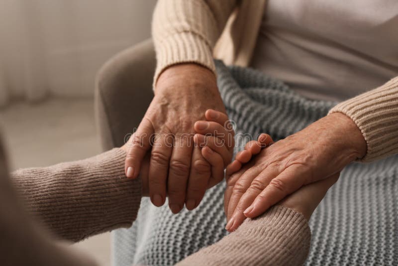 Mujeres Jóvenes Y Ancianas Cogiendo La Mano En El Interior Del Armario