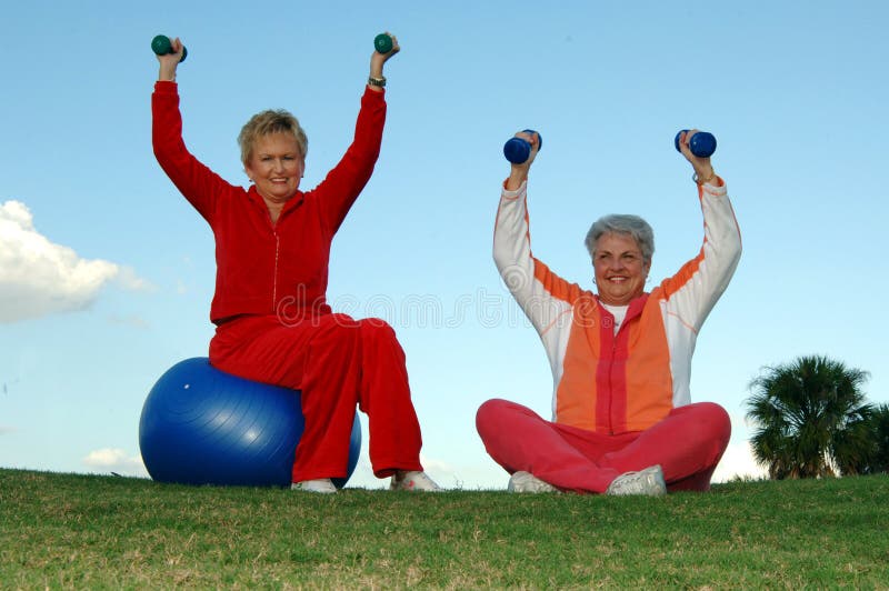Mujeres Maduras Activas En La Playa Imagen de archivo - Imagen de ...
