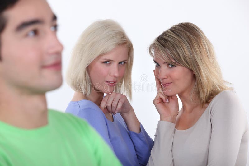 Mujeres Observando a Un Hombre Imagen de archivo - Imagen de mirando ...
