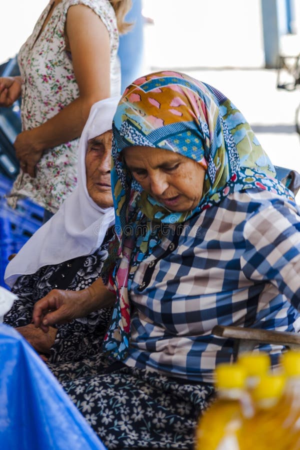 Mujeres turcas en el bazar foto editorial. Imagen de esmirna - 99072036