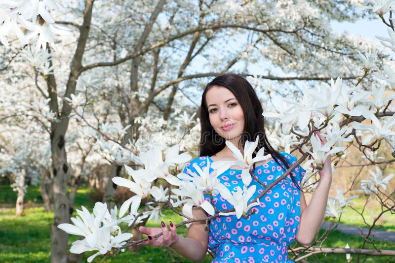 Mujeres Y Flores De La Magnolia Imagen de archivo - Imagen de adulto ...