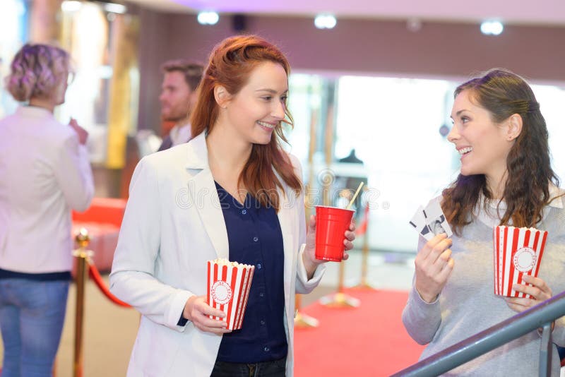 Mujeres yendo al cine foto de archivo. Imagen de divertido - 262851278