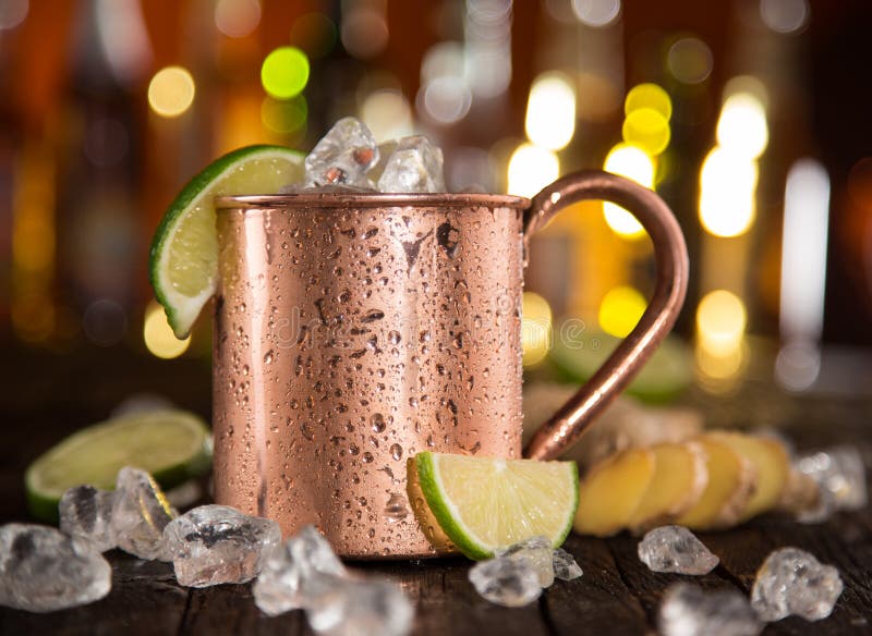 Mulas Frias De Moscou - Ginger Beer, Cal E Vodca Na Barra Foto de Stock ...