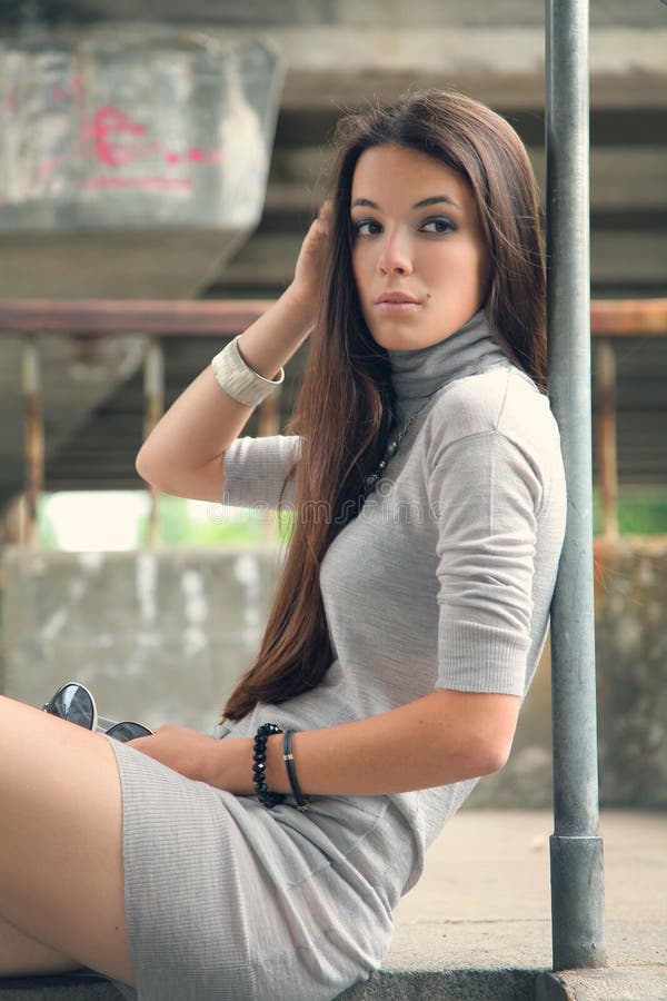 Mulher foto de stock. Imagem de cidade, forma, elegância - 32396516