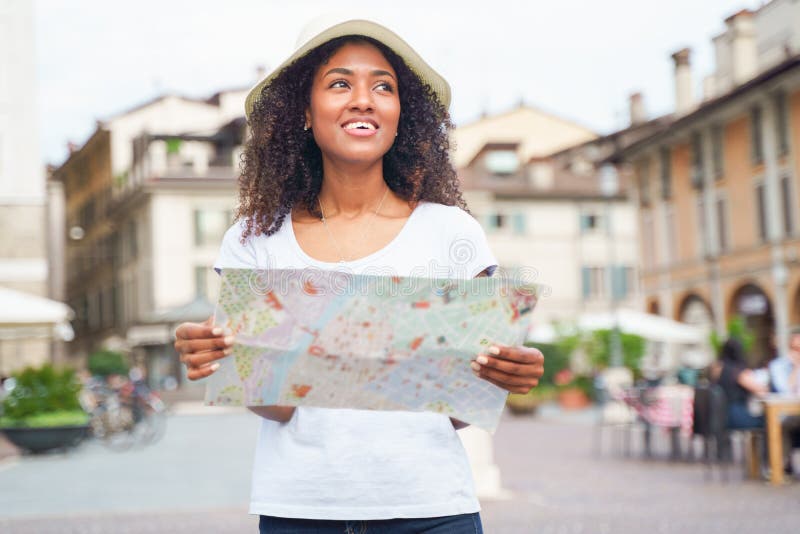 Turista Negra Visitando A Cidade Segurando Um Mapa E Uma Câmera Foto De