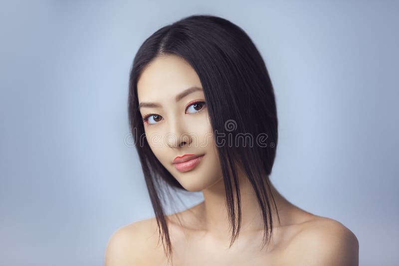 Mulher Asiática Da Beleza Com Composição Criativa Retrato Do Close Up