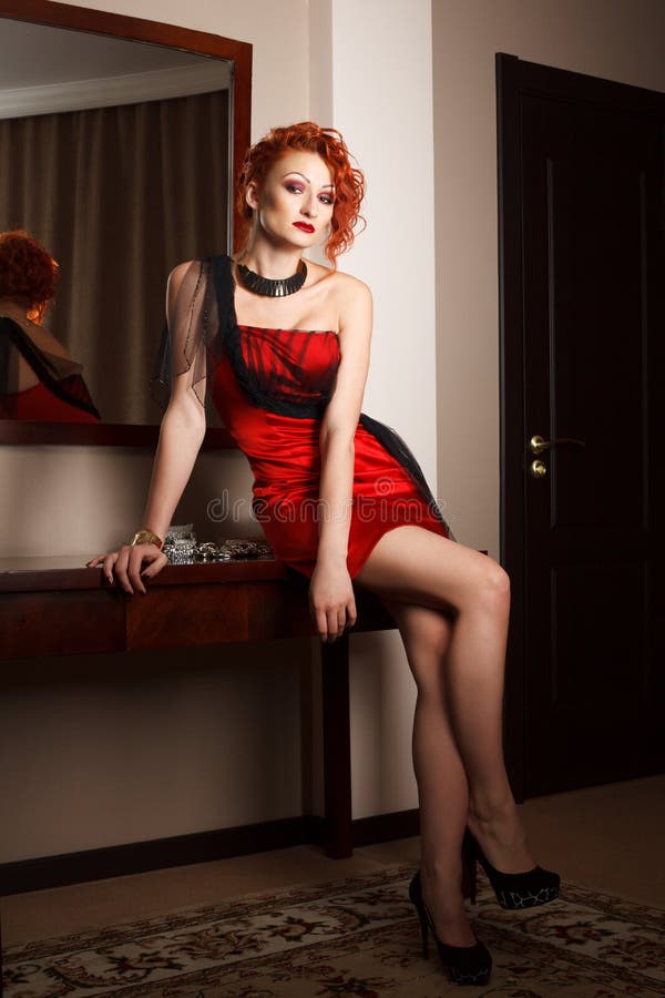Mulher Atrativa No Vermelho Imagem de Stock - Imagem de postura ...