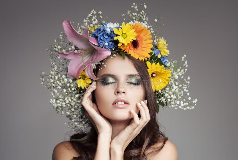 Mulher Bonita Com a Grinalda Da Flor Em Sua Cabeça Imagem de Stock ...