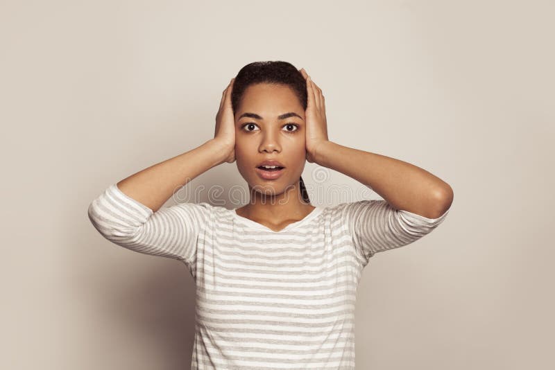 Mulher Bonita E Surpreendida Com Boca Aberta Em Fundo Branco Imagem de ...