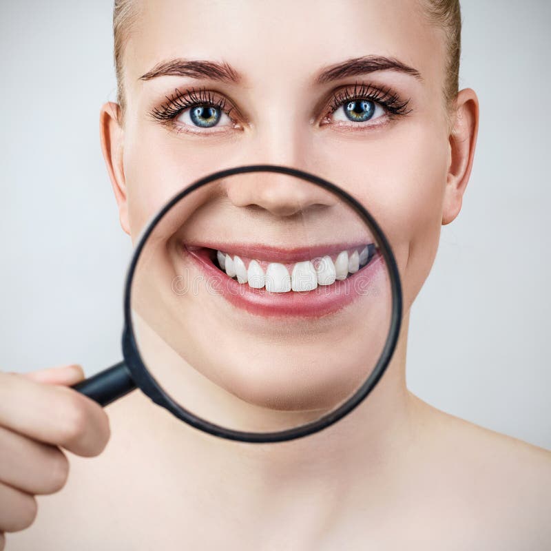A Mulher Com Lupa Apresenta Os Dentes Brancos Imagem de Stock - Imagem ...