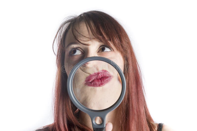 Mulher Com a Lupa Na Frente Da Boca Imagem de Stock - Imagem de esperto ...