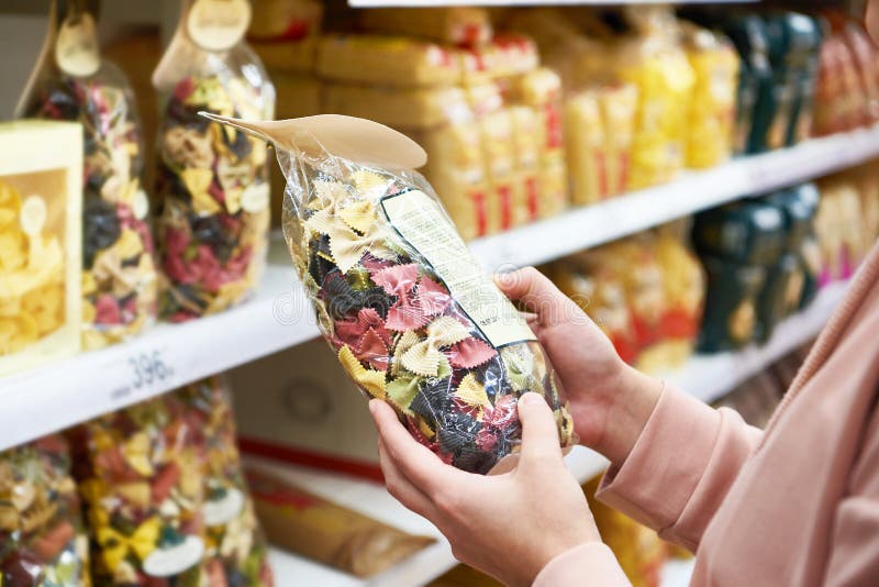 Mulher Com Massa Embalada Na Loja Imagem de Stock - Imagem de classes ...