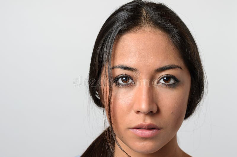 Mulher Com Olhar Fixo Vazio Sério Imagem de Stock - Imagem de cara ...