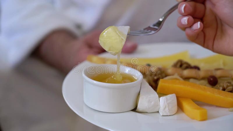 Mulher Comendo Queijo Com Mel Video Estoque - Vídeo de alimento, bufete ...