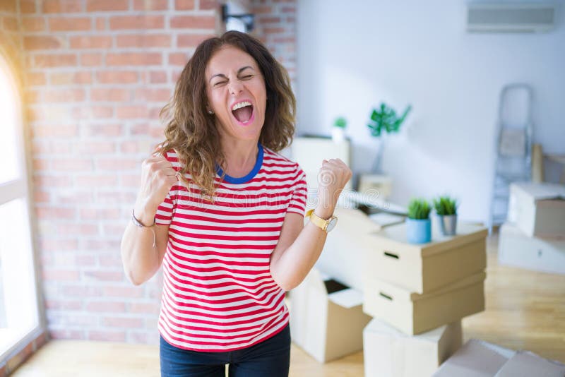 Mulher De Meia-idade Que Se Mudou Para Uma Nova Casa Arrumando Caixas ... Mulher De Meia-idade Que Se Mudou Para Uma Nova Casa Arrumando Caixas ...