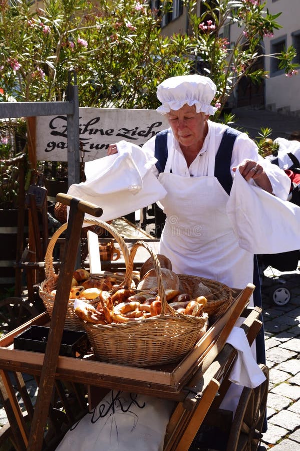 Mulher Do Padeiro E Seus Produtos Imagem de Stock Editorial - Imagem de ...