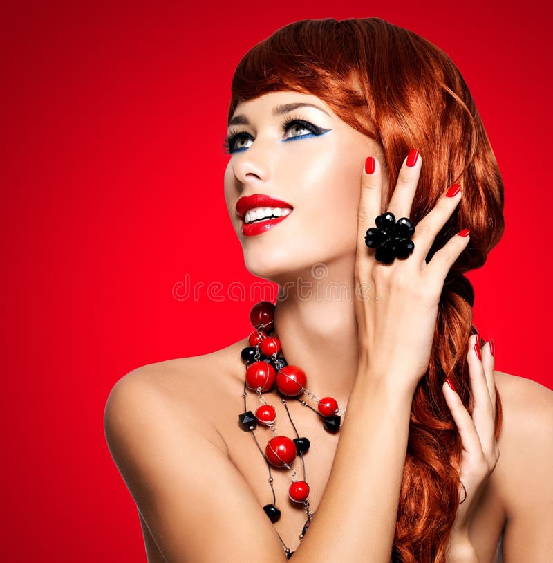 Mulher Elegante Bonita Com Pregos Vermelhos E Cabelos Vermelhos Foto de ... Mulher Elegante Bonita Com Pregos Vermelhos E Cabelos Vermelhos Foto de ...