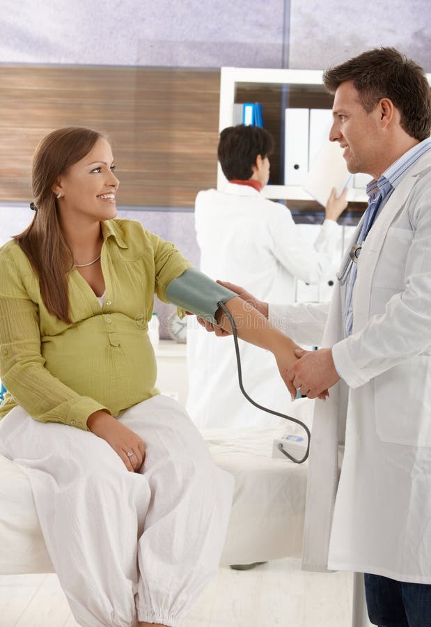 Doutor Com Matriz Expectante Foto de Stock - Imagem de alegria, exame ...