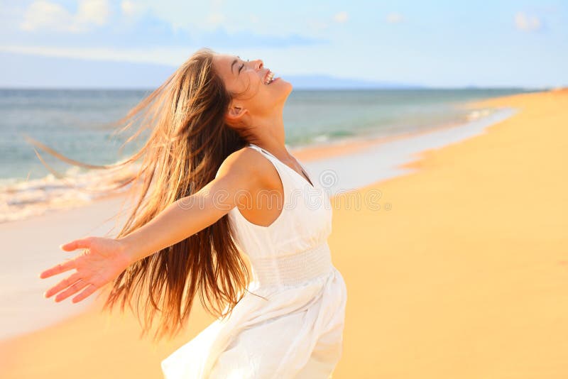 Mulher Feliz Que Joga Na Praia No Tempo Do Por Do Sol Foto De Stock
