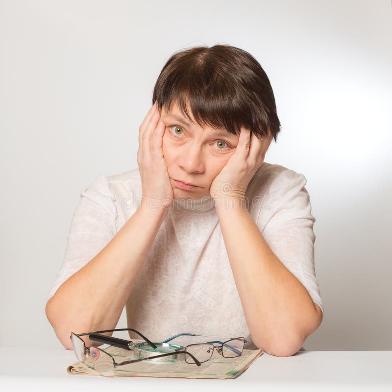 Mulher Frustrante Com Vidros E Lupa Foto de Stock - Imagem de fundo ...