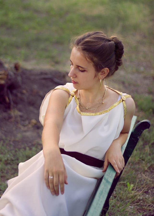 Menina Grega Nova Nas Etapas De Ruas Estreitas Na área De Turista De ...