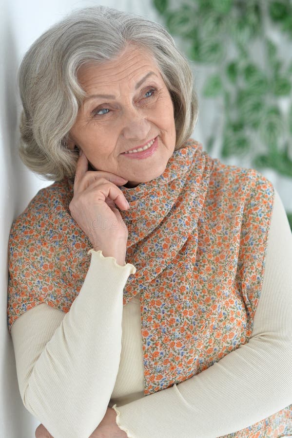 Mulher idosa feliz bonita imagem de stock. Imagem de sorrir - 88264537 Mulher idosa feliz bonita imagem de stock. Imagem de sorrir - 88264537