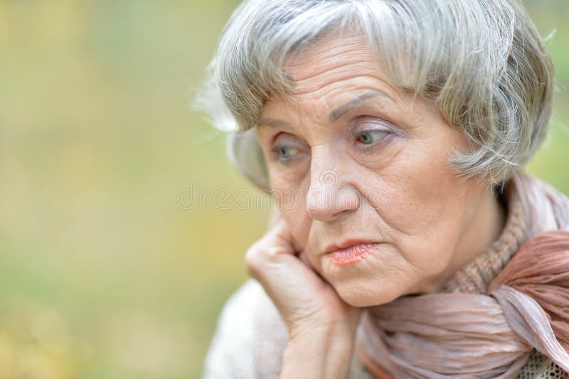 Mulher Idosa Triste Pensativa Imagem de Stock - Imagem de idoso, fundo ... Mulher Idosa Triste Pensativa Imagem de Stock - Imagem de idoso, fundo ...