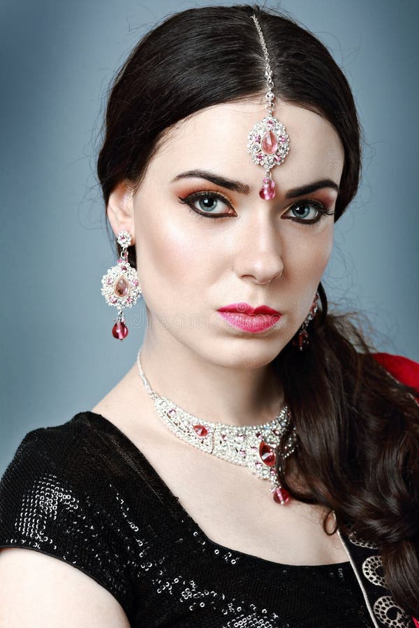 Cara indiana da mulher imagem de stock. Imagem de saia - 53425635