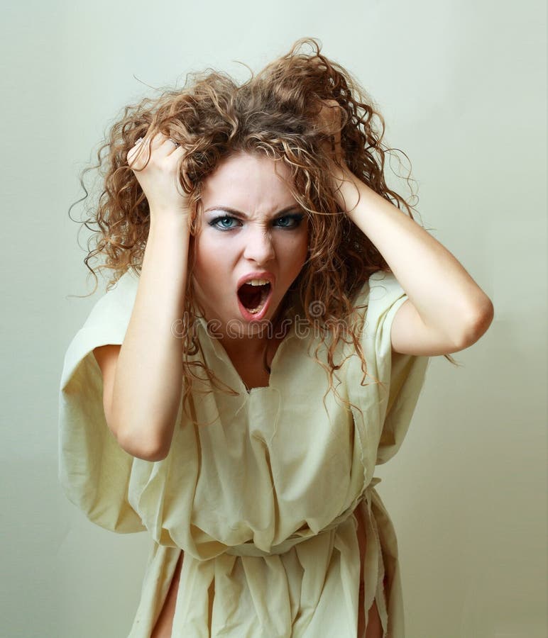 Mulher insana que grita imagem de stock. Imagem de beleza - 26821103