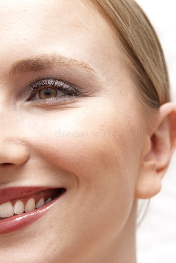 Mulher Loira No Campo De Flores Foto de Stock - Imagem de verde, olhos ...