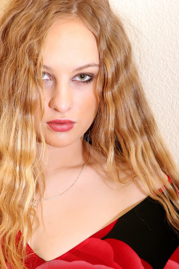 Mulher loura nova foto de stock. Imagem de mulher, nova - 12565172