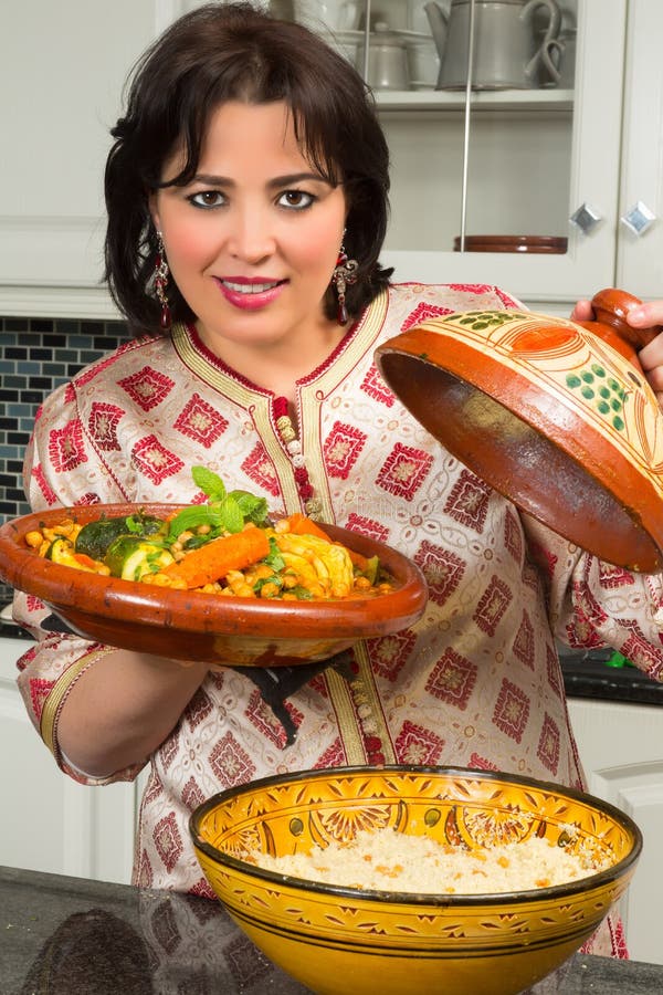 Mulher marroquina bonita foto de stock. Imagem de cozinhado - 40513646
