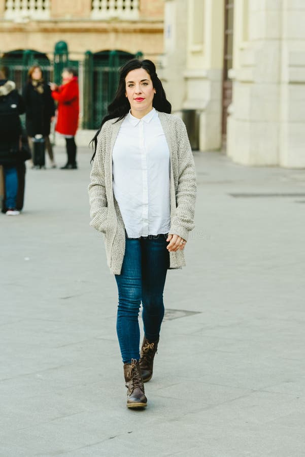 Mulher Modelo De Brunette, De 40 Anos, Retrato Vertical Imagem de Stock ...