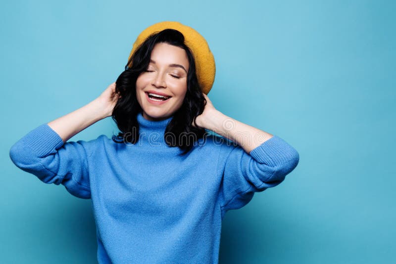 Mulher Morena Feliz Sorrindo Amplamente Mostrando Dentes Brancos