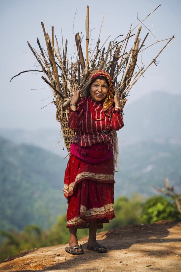 Uma Mulher De Funcionamento Do Nepali Em Panos Tradicionais Foto ...