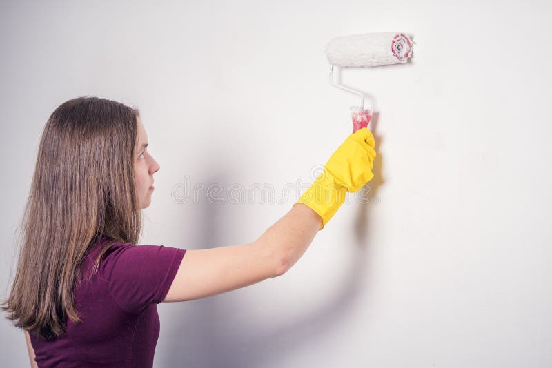 Mulher Pintando Parede Interior Com Rolo De Tinta Em Casa Nova. Imagem ...