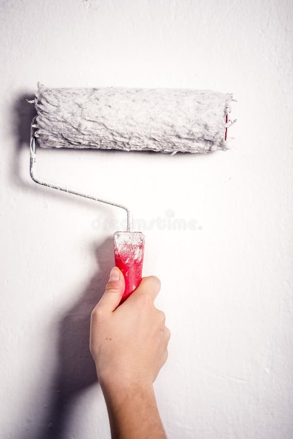 Mulher Pintando Parede Interior Com Rolo De Tinta Em Casa Nova. Foto de ...