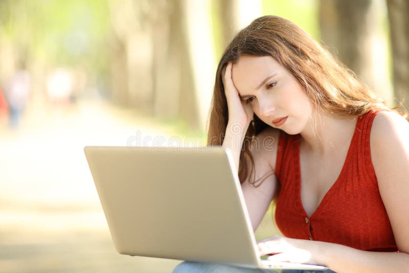 Mulher Preocupada Checando Laptop Em Um Parque Imagem de Stock - Imagem ...