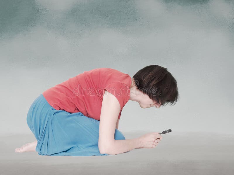 Mulher Que Agacha-se Para Estudar Algo Sob a Lupa Foto de Stock ...